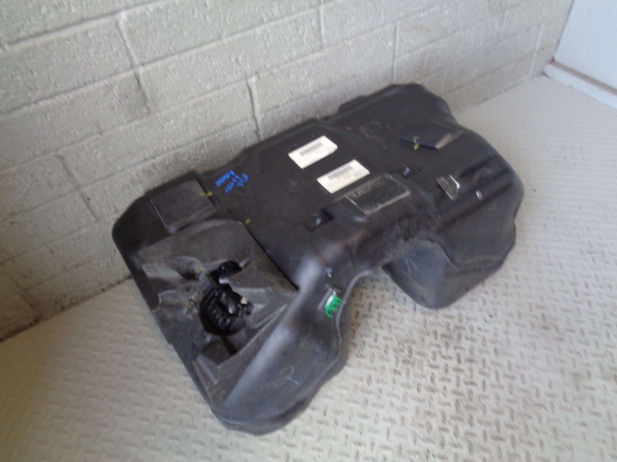 Freelander 2 fuel tank store